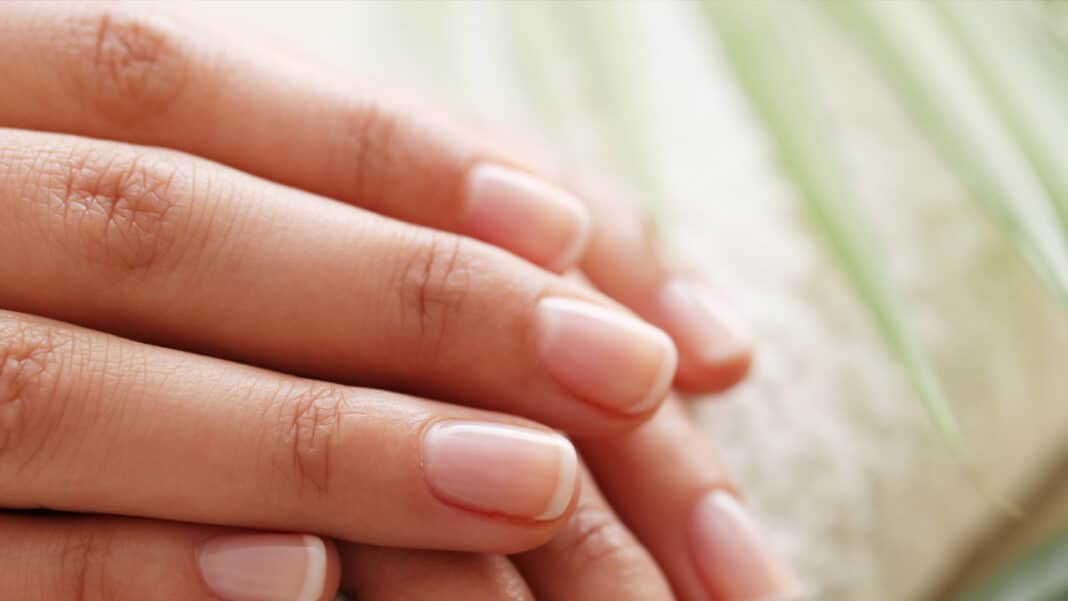 Que révèlent les lunules des ongles sur la santé